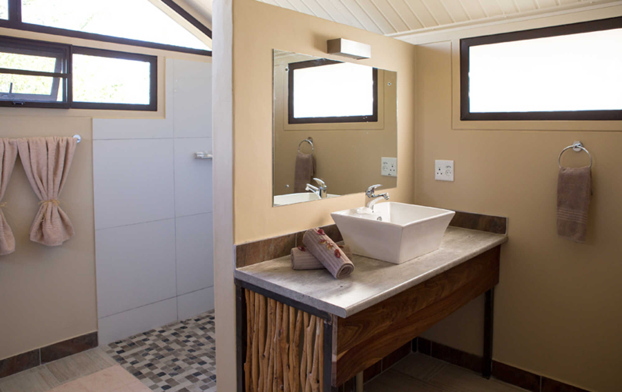 Taleni Etosha Village, Etosha, Namibia - Bilder & Infos bei AFRIKARMA